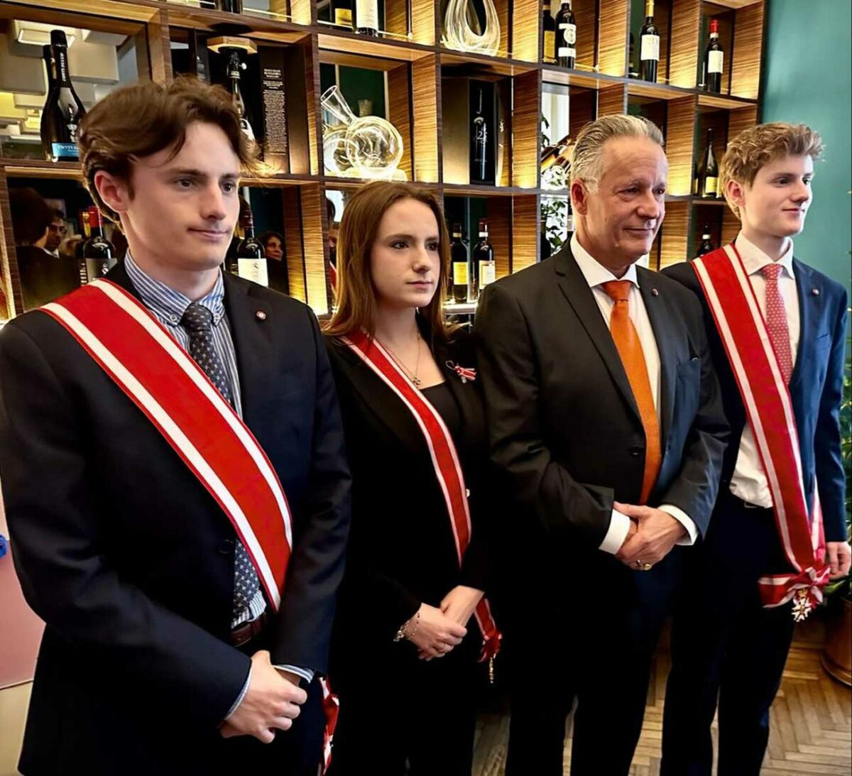 L'archiduc Sigismond reçoit ses trois enfants dans les ordres ...