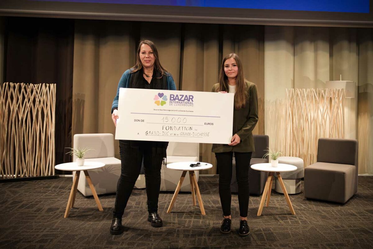 La grande-duchesse Maria Teresa réceptionne le chèque de 15 000 euros ...