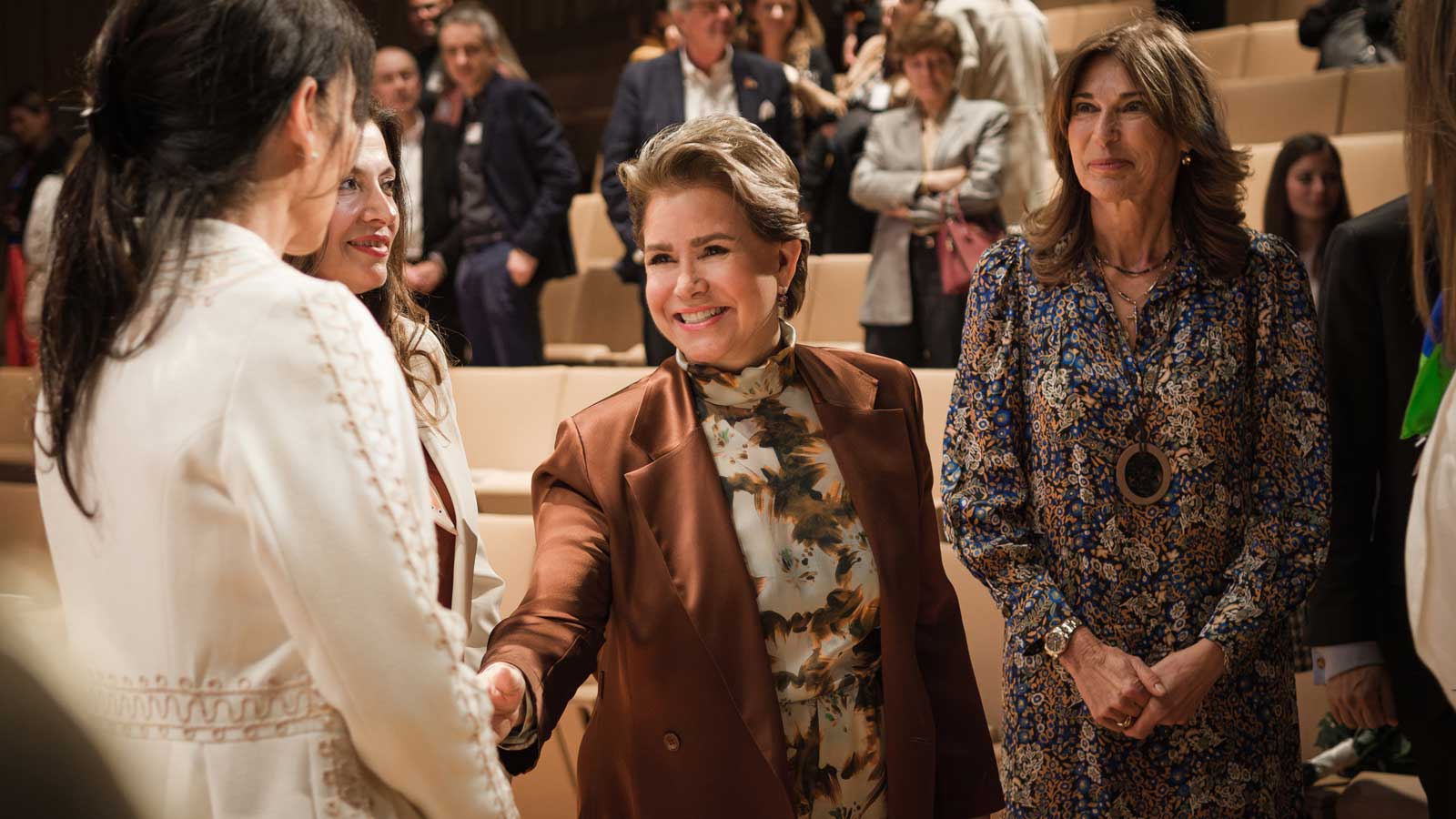 La grande-duchesse Maria Teresa réceptionne le chèque de 15 000 euros ...