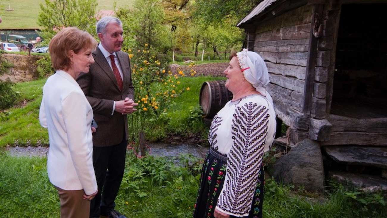 Margareta et Radu de Roumanie en visite dans les communautés d'Olténie