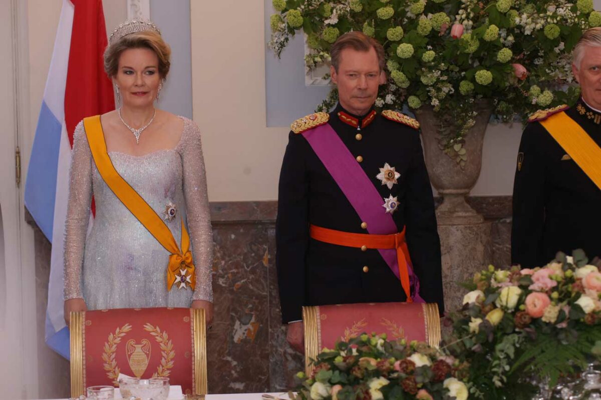 La reine Mathilde porte le diadème des Neuf Provinces en l'honneur des ...