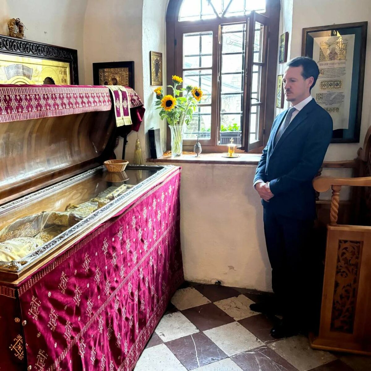 Filip de Serbie se recueille sur la tombe de Nicolas 1er de Monténégro