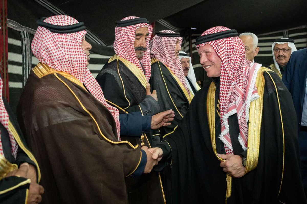 Le roi Abdallah II auprès des notables du désert dans le Badia du Sud