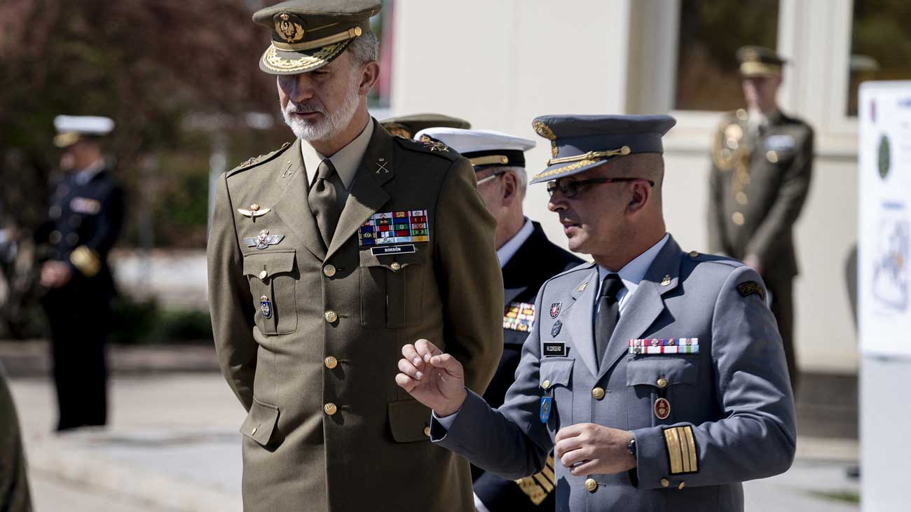 Le roi Felipe en visite au Centre d'expertise des engins explosifs ...