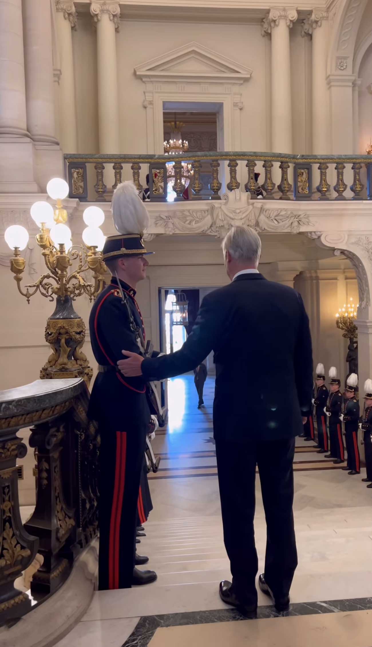 Le prince Gabriel assure un rôle auprès du roi Philippe lors de la ...