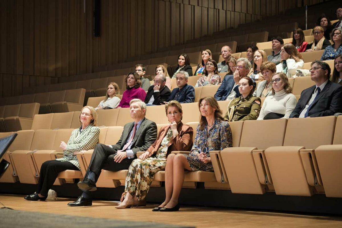 La grande-duchesse Maria Teresa réceptionne le chèque de 15 000 euros ...