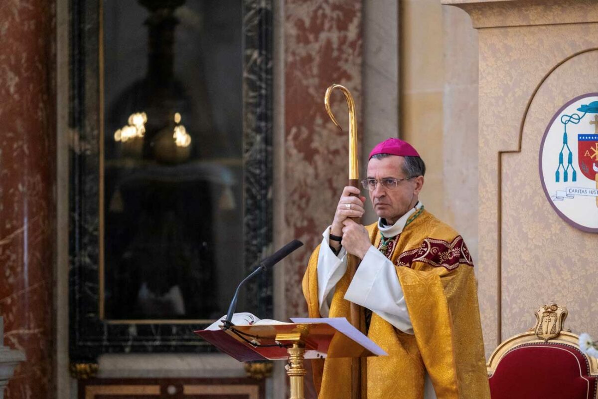 Les princesses Maria Pia et Clotilde de Savoie prient pour le prince ...