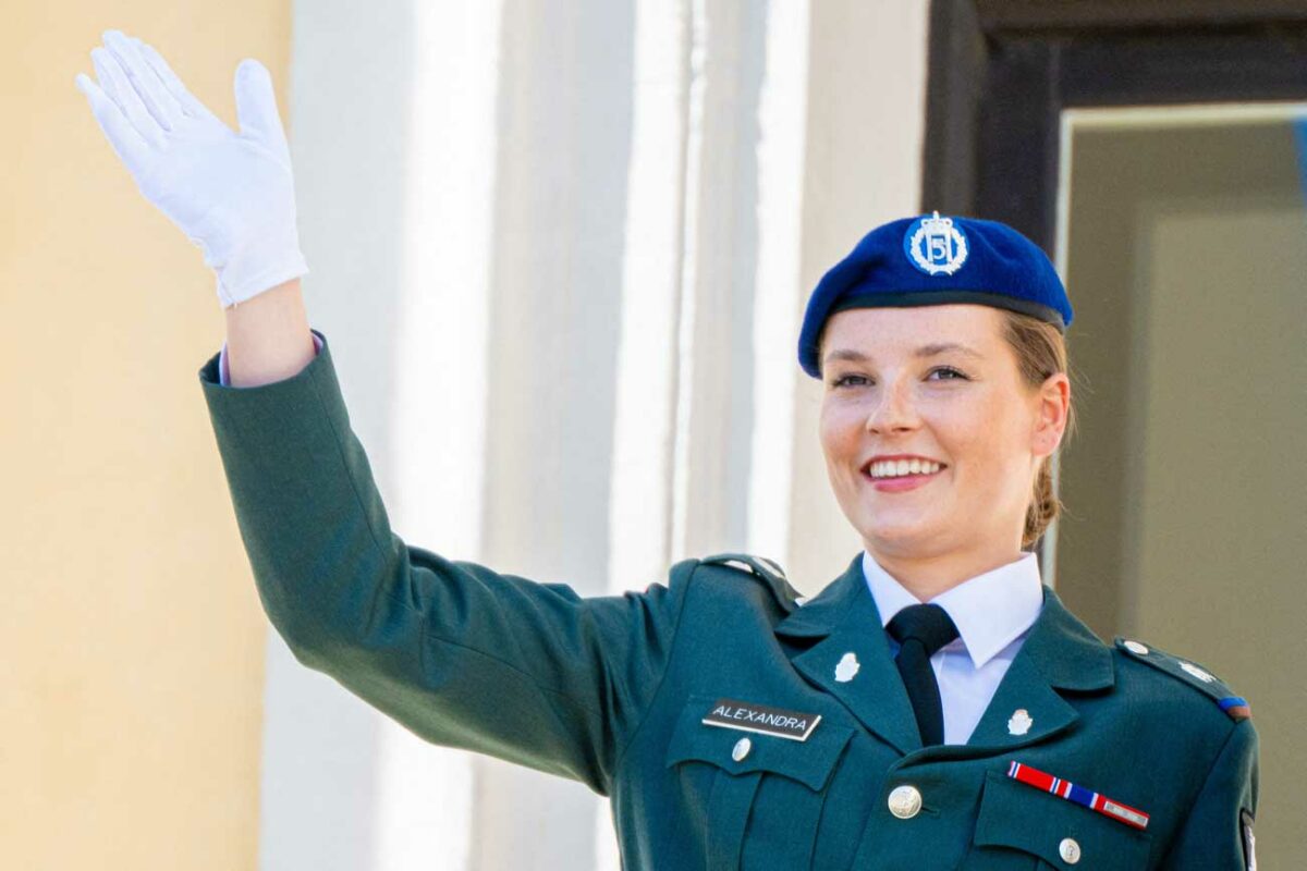 La princesse Ingrid Alexandra en uniforme au balcon du palais royal ...