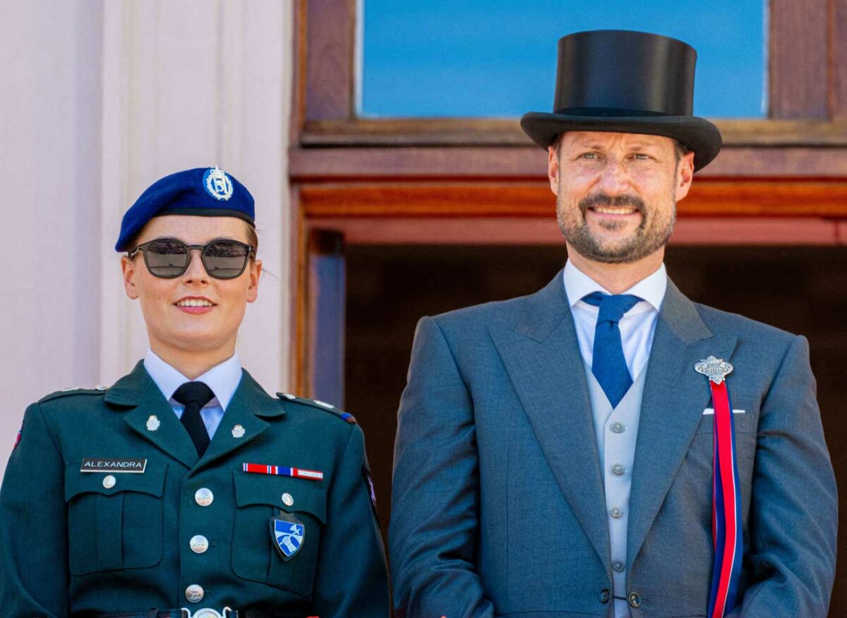 La princesse Ingrid Alexandra en uniforme au balcon du palais royal ...