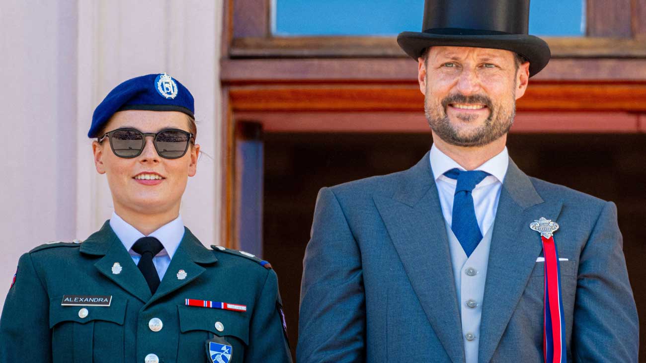 La princesse Ingrid Alexandra en uniforme au balcon du palais royal ...