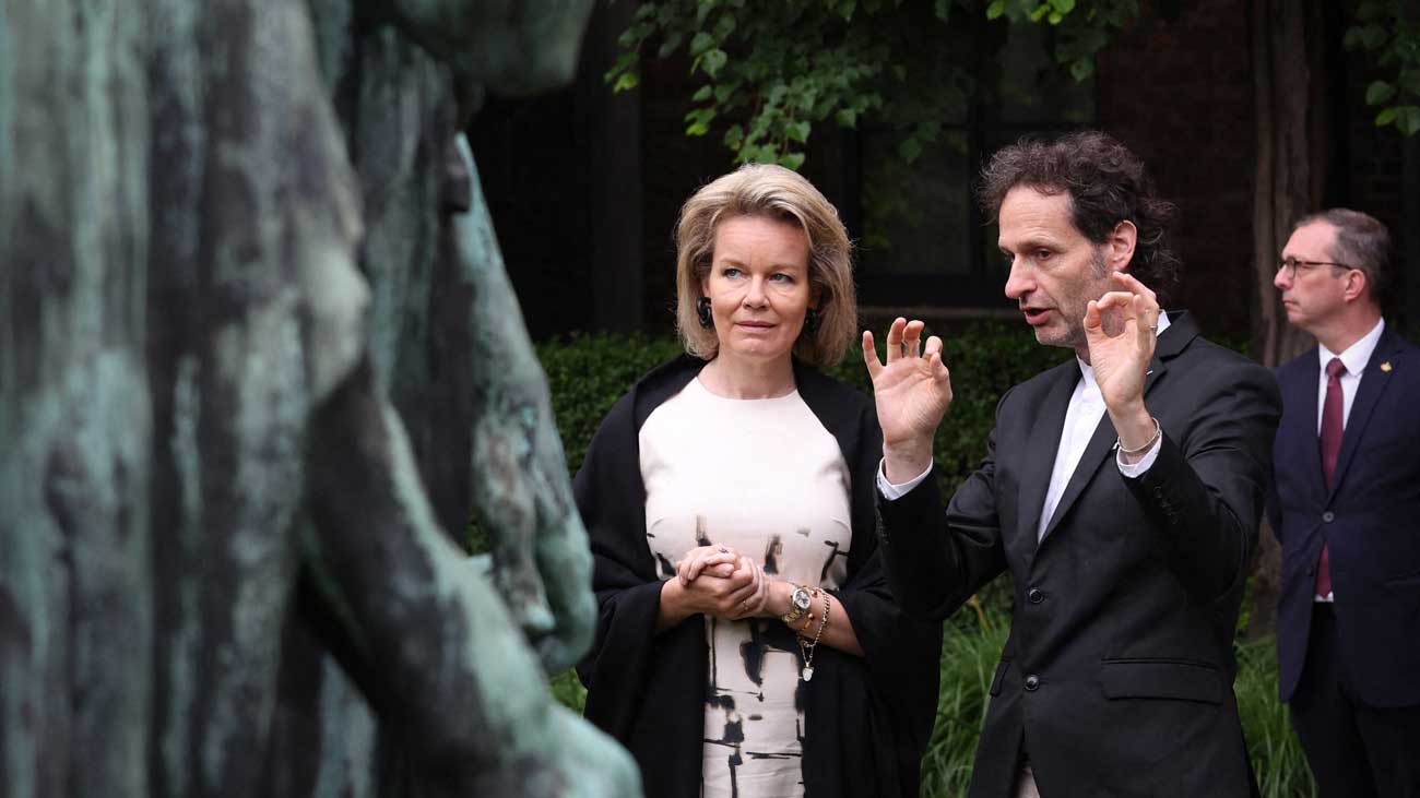 La reine Mathilde admire les œuvres d'Auguste Rodin sous un nouveau jour