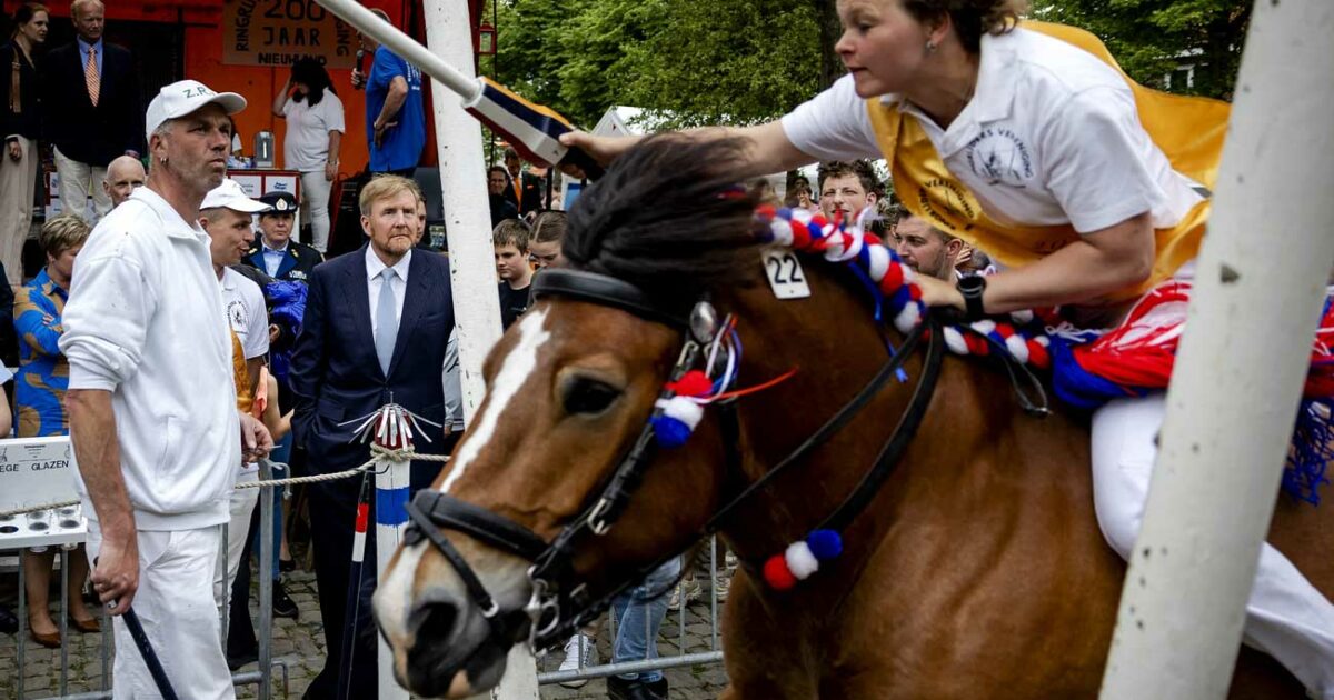 Le roi Willem-Alexander assiste à une joute du jeu de bagues en Zélande