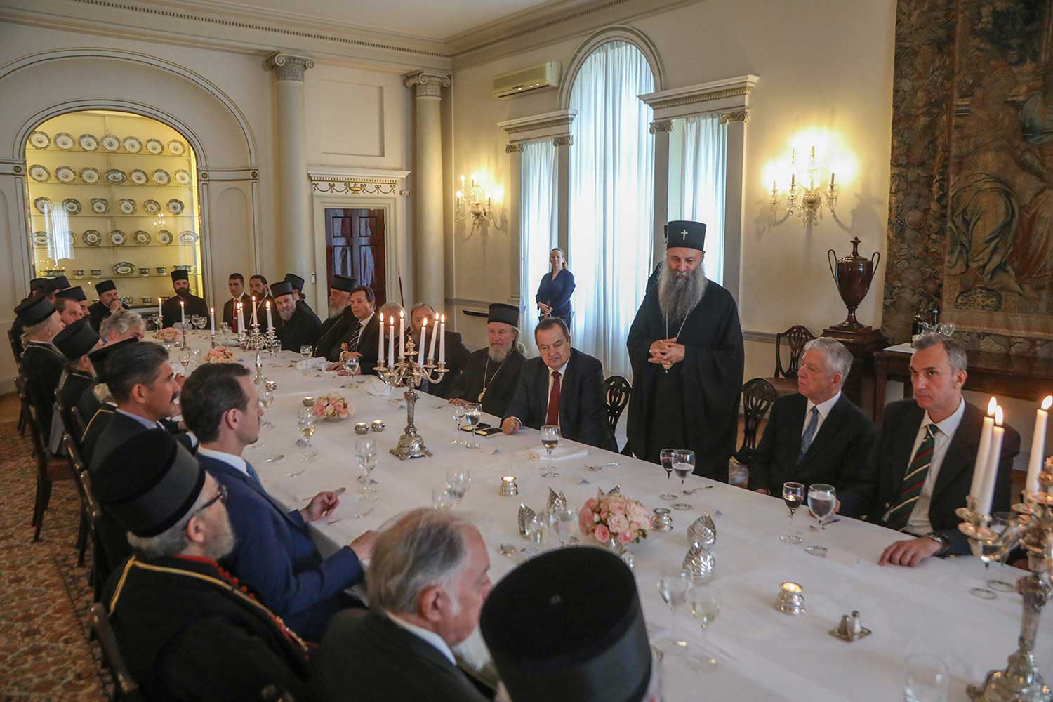 Alexander de Serbie, ses jumeaux accueillent le patriarche Porphyre et ...