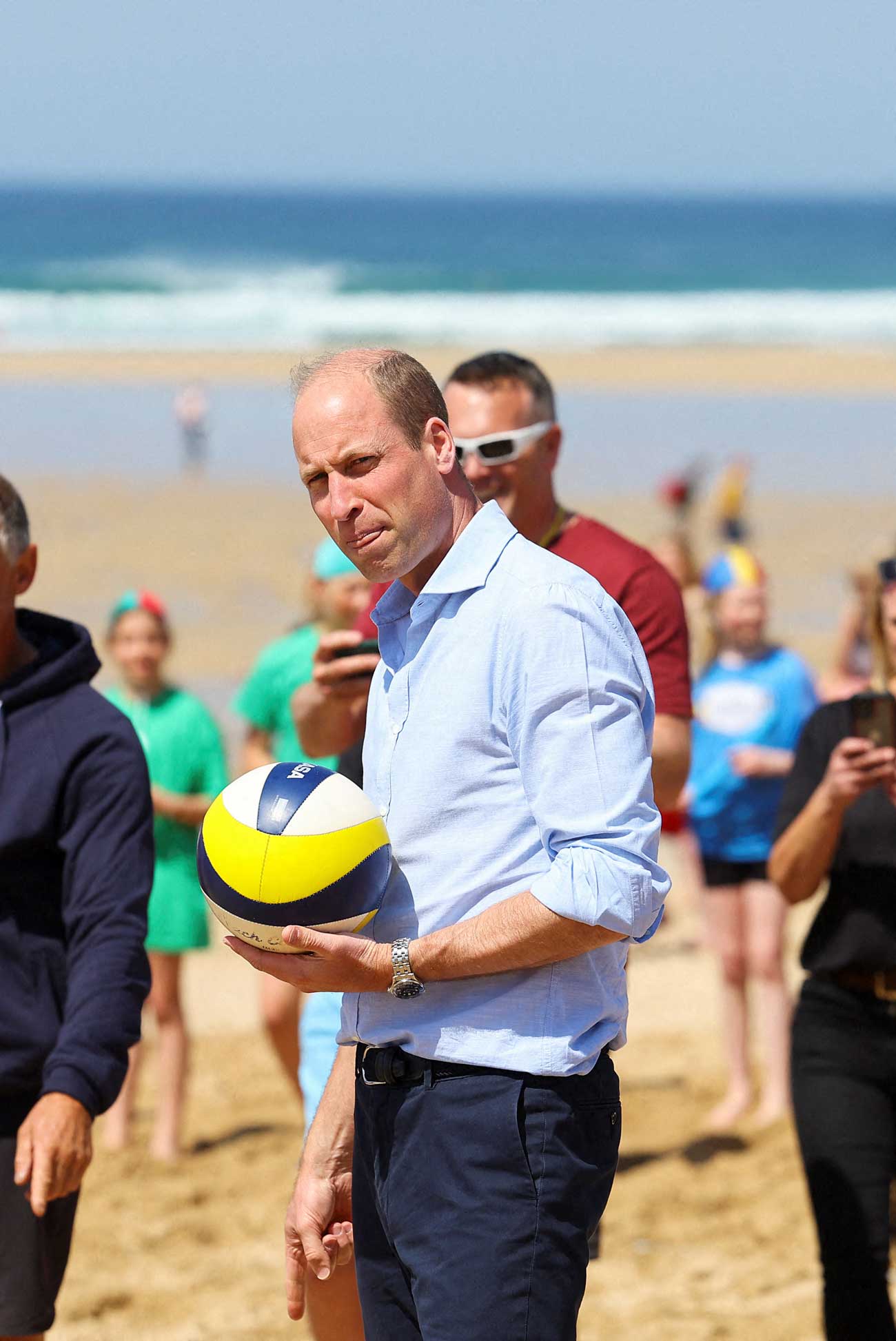 Le prince William à la plage : volley-ball surprise avec les secouristes