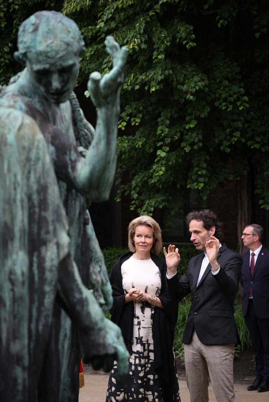 La reine Mathilde admire les œuvres d'Auguste Rodin sous un nouveau jour