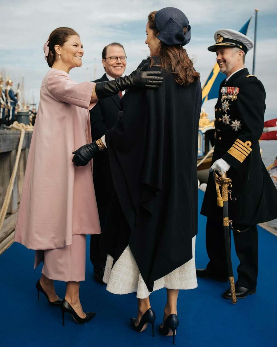 Le roi Frederik X et la reine Mary arrivent en barge royale à Stockholm ...