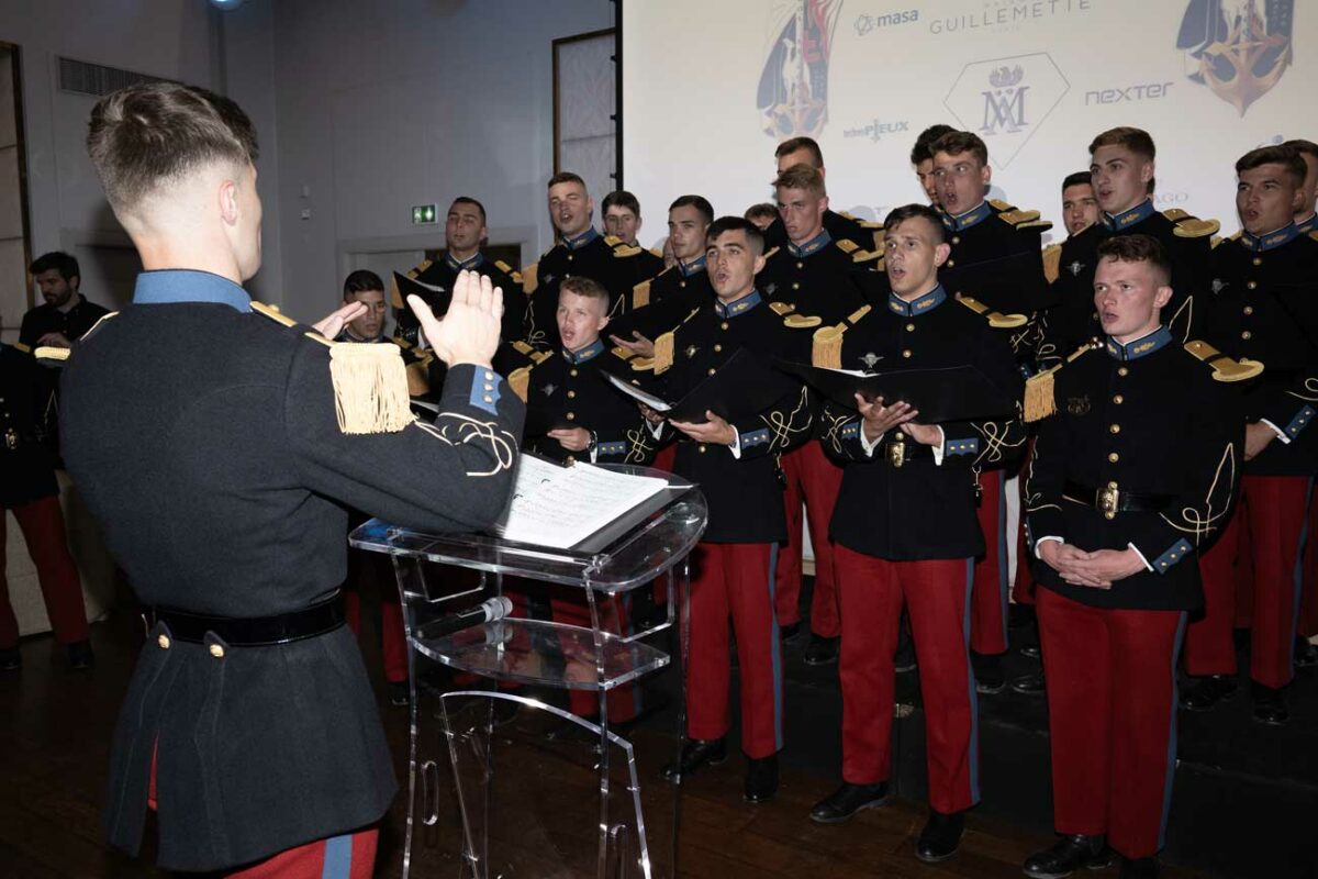 Le grand gala de Saint-Cyr honore la tradition avec panache, en ...