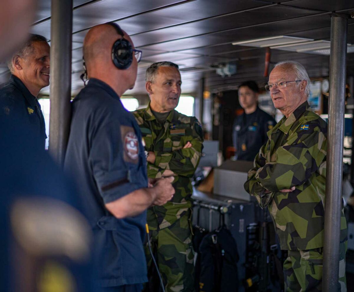 Le roi Carl XVI Gustaf derrière un fusil lors de l'exercice Baltops