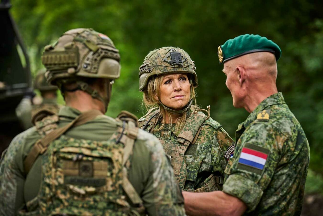 La reine Máxima à l'épreuve et en treillis au sein du régiment du génie