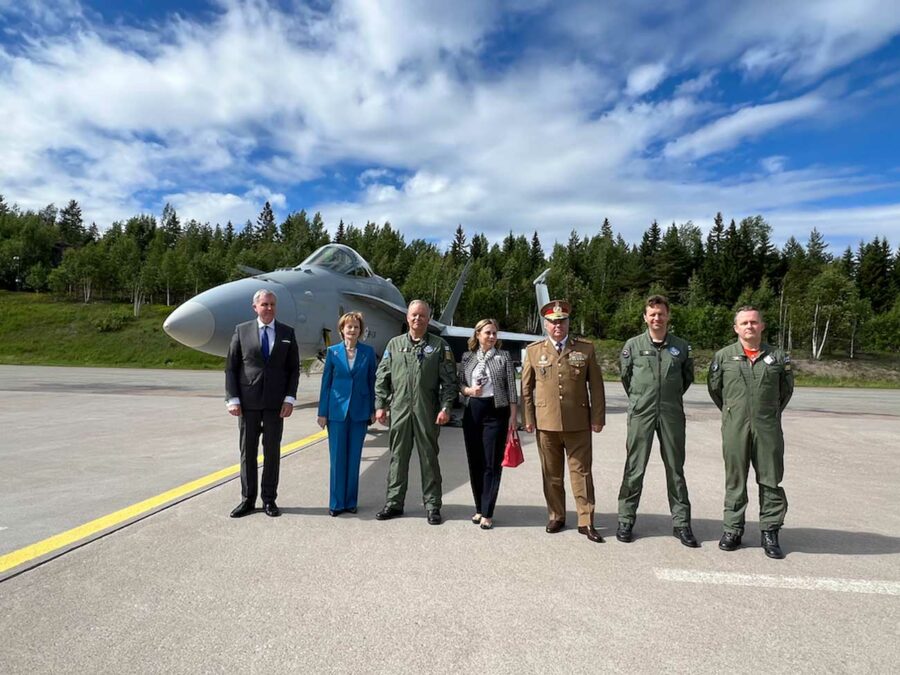 Margareta et Radu de Roumanie visitent une base aérienne en Finlande