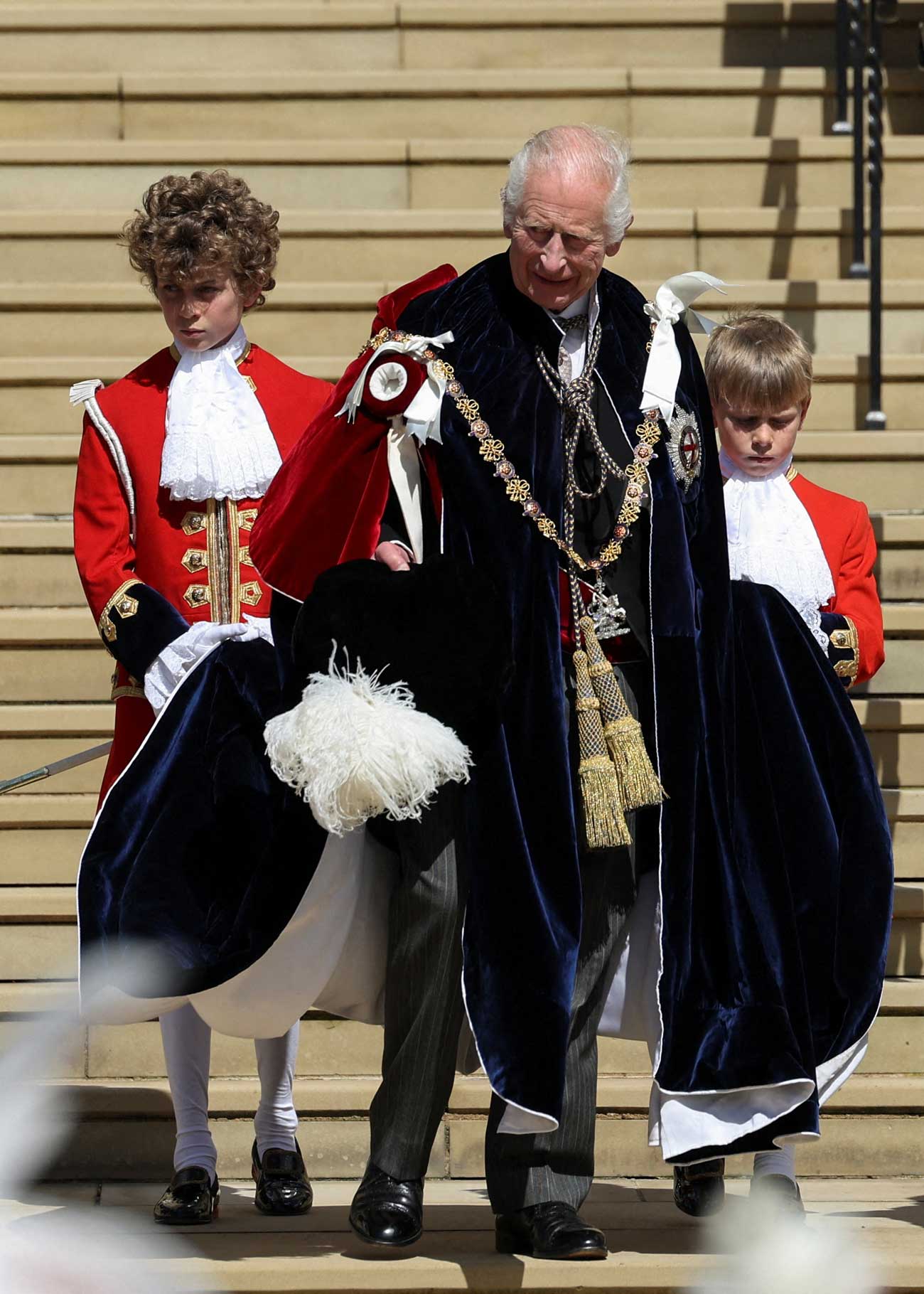 Qui est ce nouveau page du roi Charles à la cérémonie de l'ordre de la ...