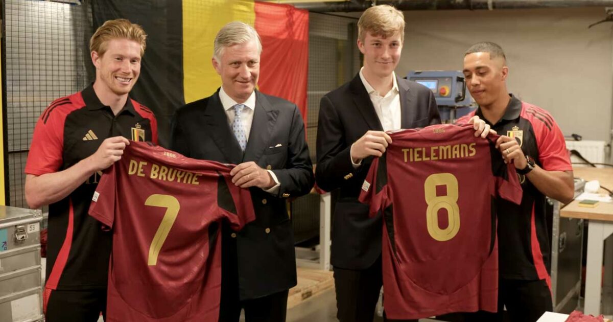 Le roi Philippe et le prince Emmanuel encouragent les Diables Rouges ...