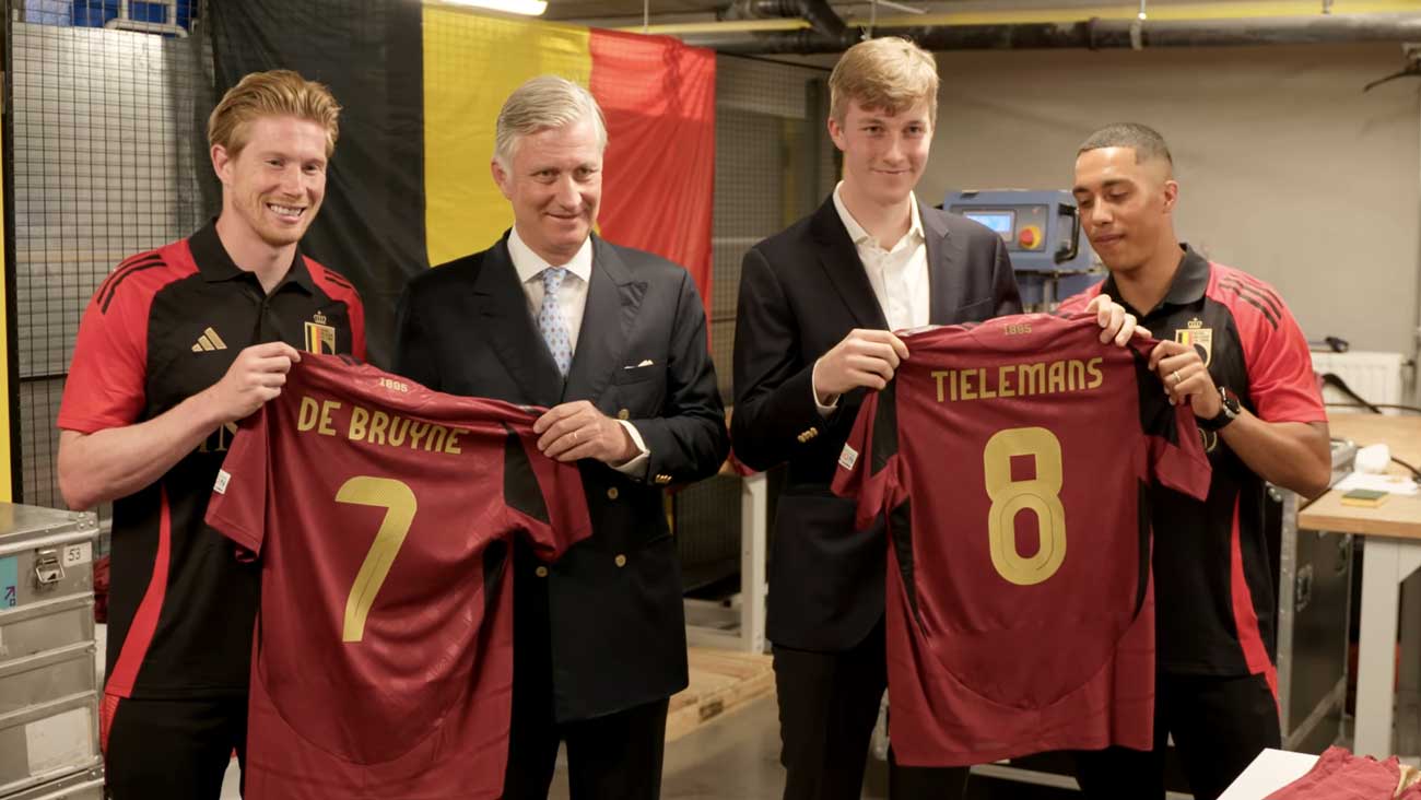 Le roi Philippe et le prince Emmanuel encouragent les Diables Rouges ...