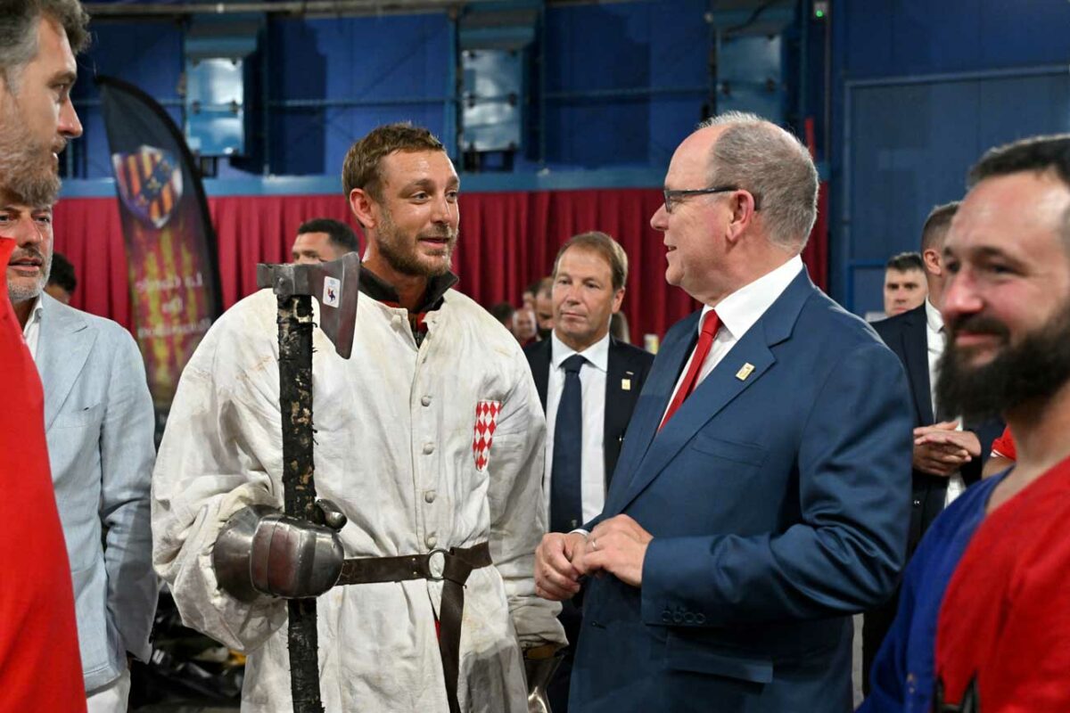 Pierre Casiraghi défend Monaco arme à la main et en armure médiévale au ...