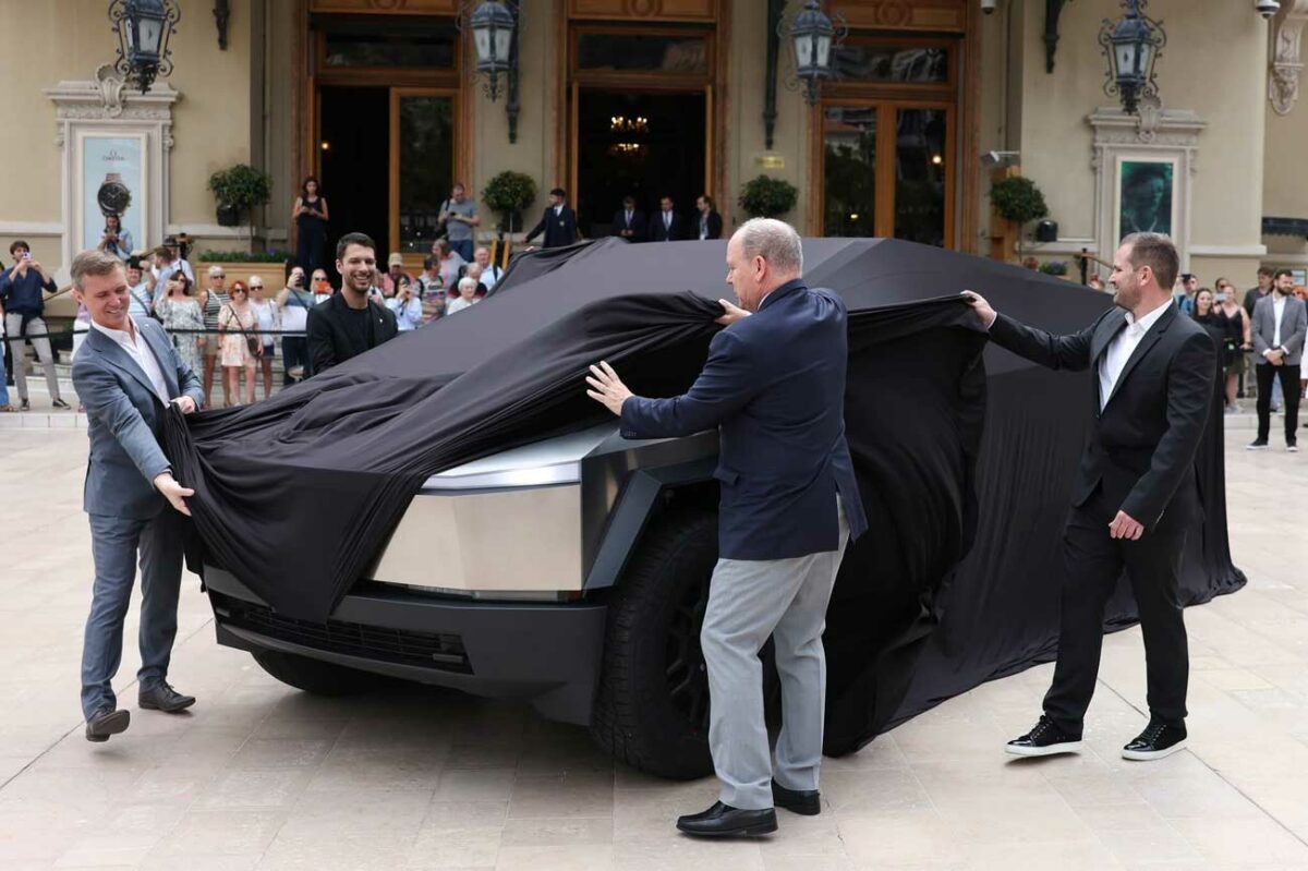 Le prince Albert II essaie le Tesla Cybertruck