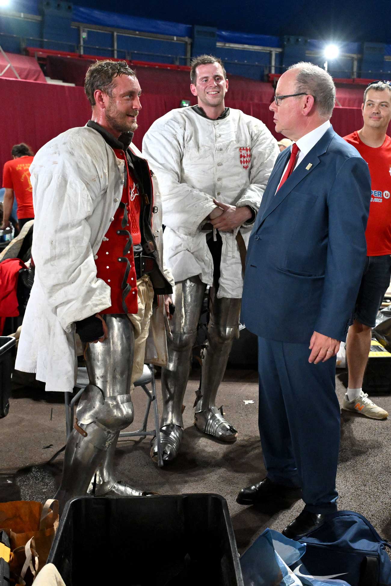 Pierre Casiraghi défend Monaco arme à la main et en armure médiévale au ...