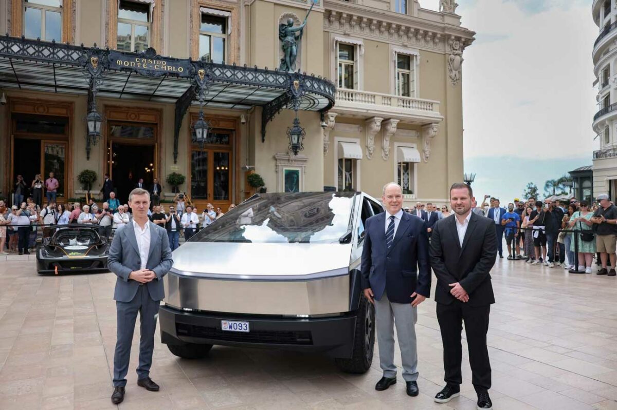 Le prince Albert II essaie le Tesla Cybertruck