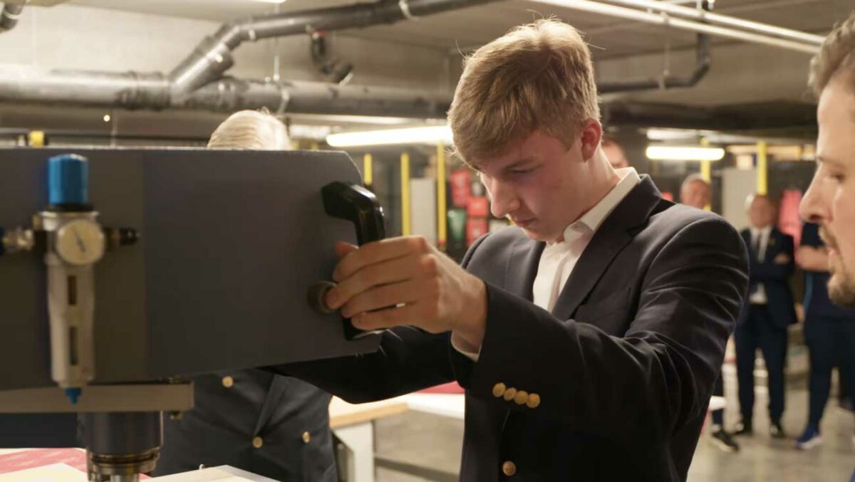 Le roi Philippe et le prince Emmanuel encouragent les Diables Rouges ...