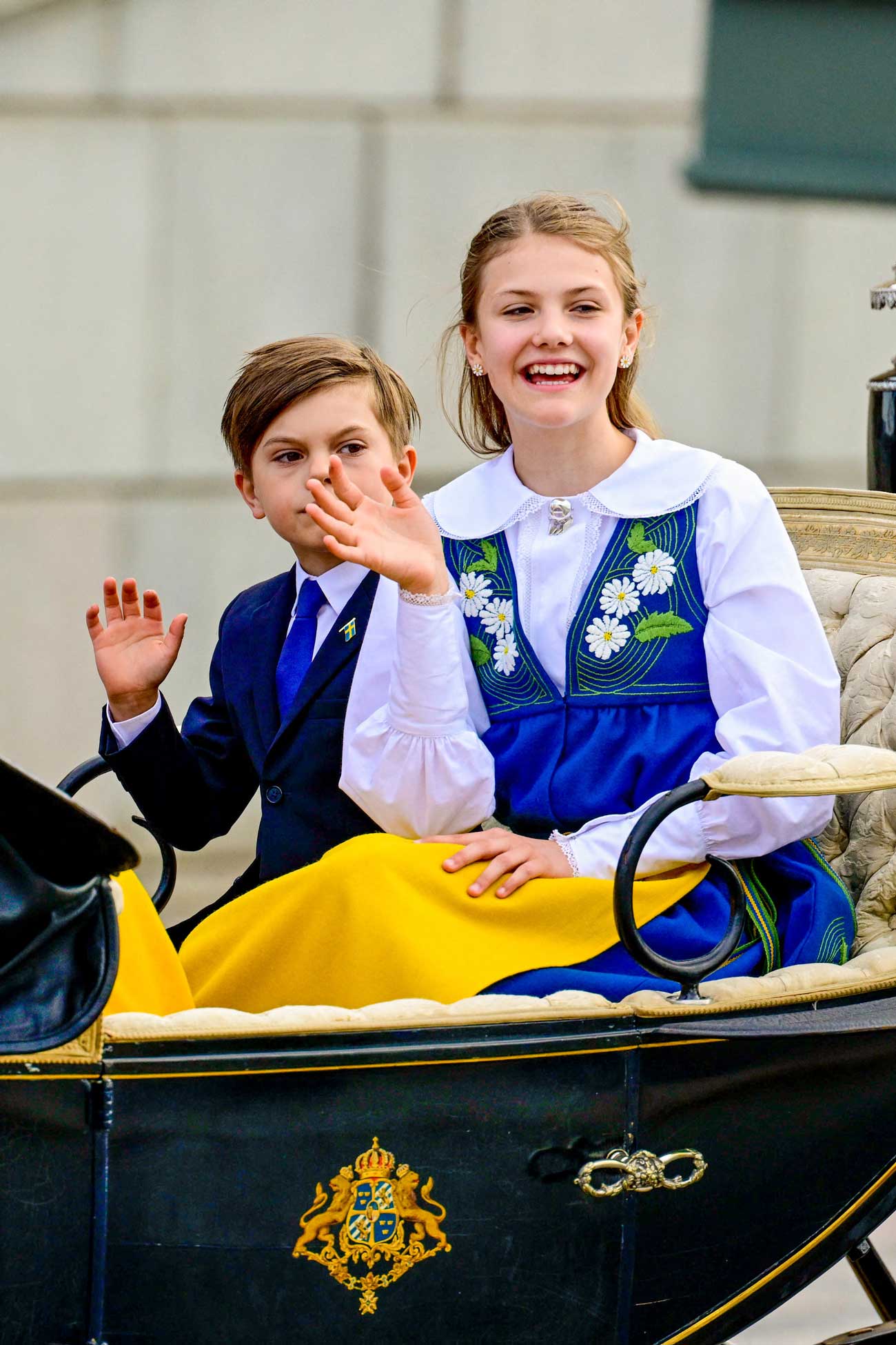 La famille royale en costume national traverse Stockholm en calèche ...