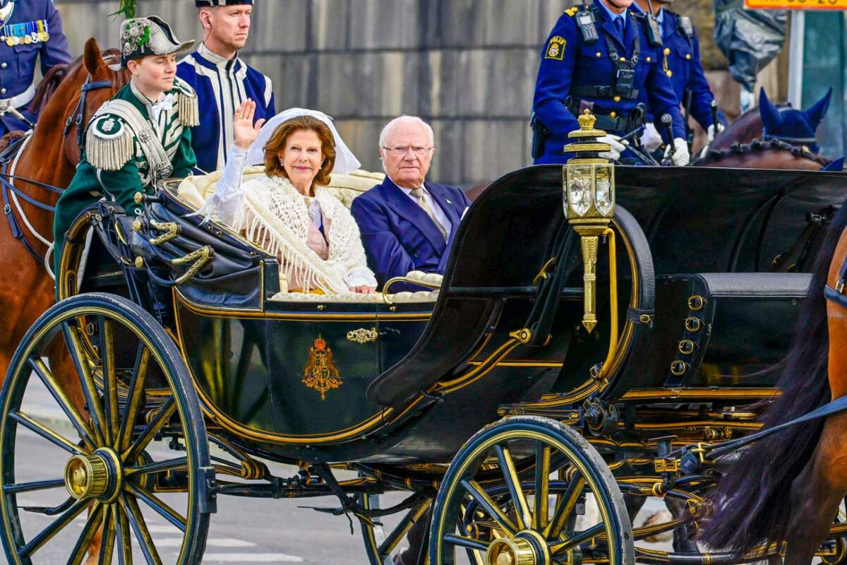 La famille royale en costume national traverse Stockholm en calèche ...