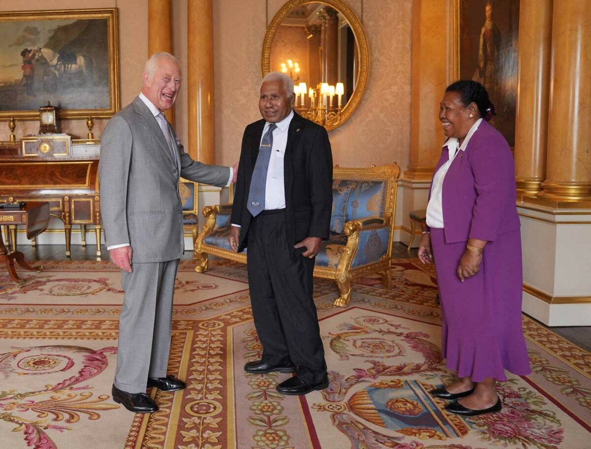 Le roi Charles III des Îles Salomon rencontre son représentant à Buckingham