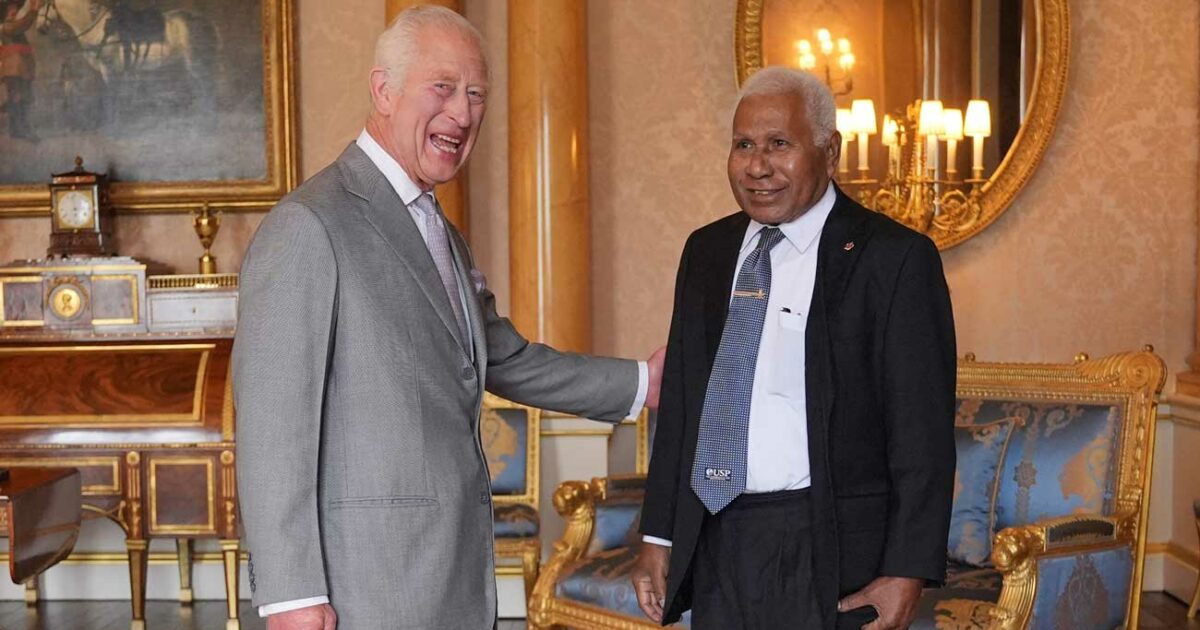 Le roi Charles III des Îles Salomon rencontre son représentant à Buckingham