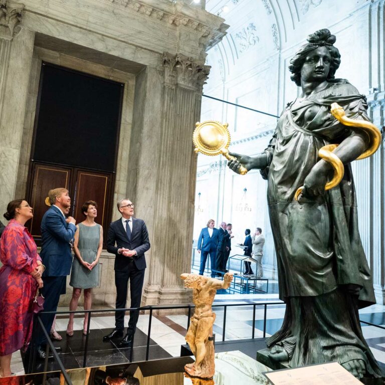 Le roi Willem-Alexander observe de près les statues, la couronne et la ...