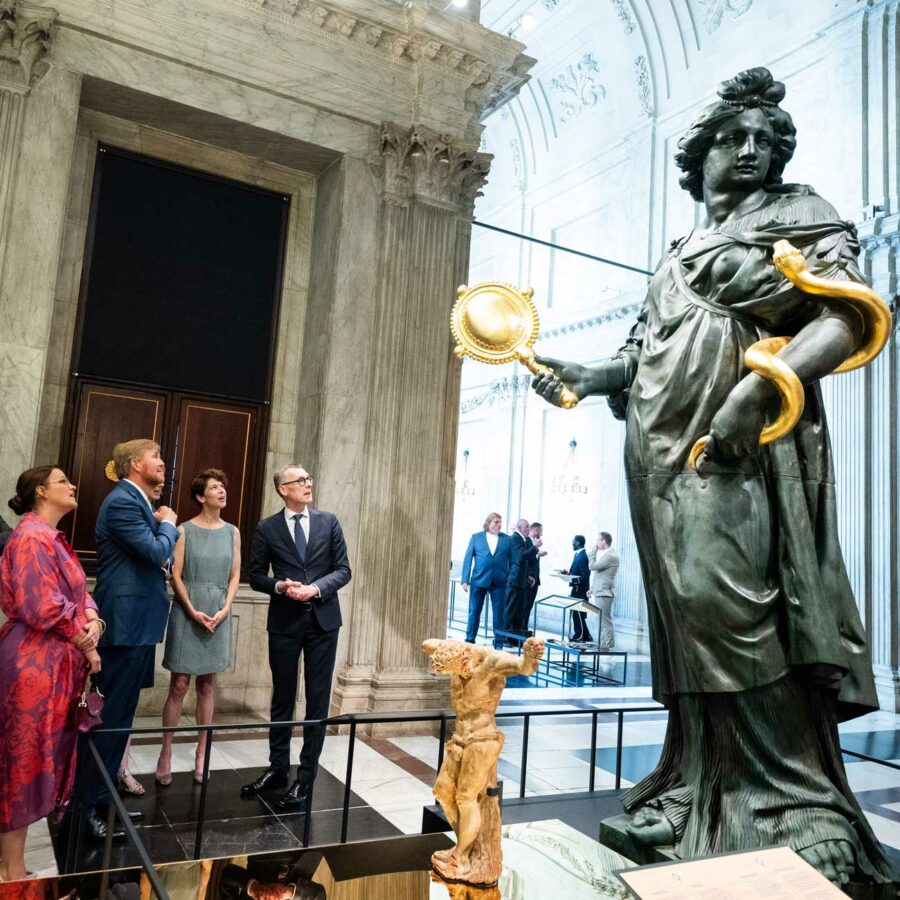 Le roi Willem-Alexander observe de près les statues, la couronne et la ...