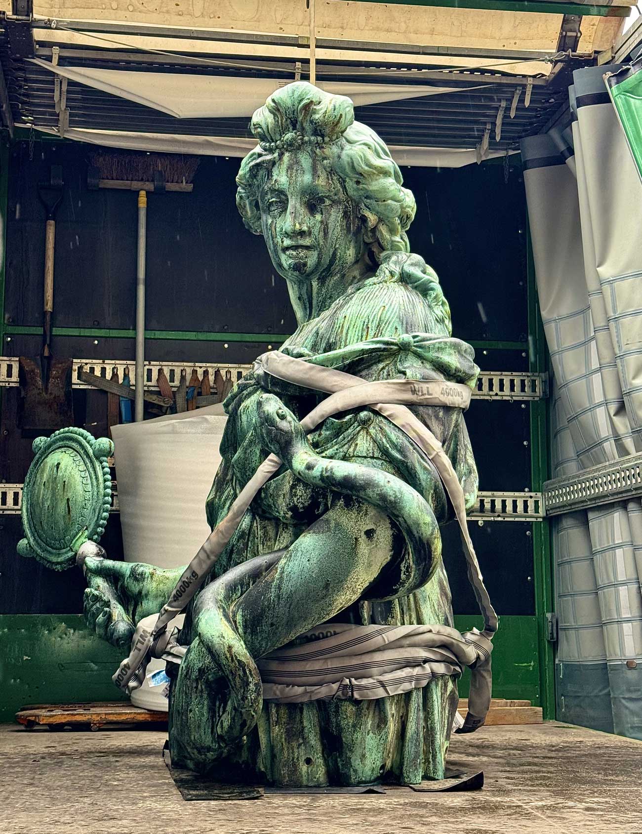 Le roi Willem-Alexander observe de près les statues, la couronne et la ...