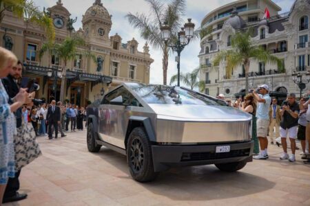 Le prince Albert II essaie le Tesla Cybertruck
