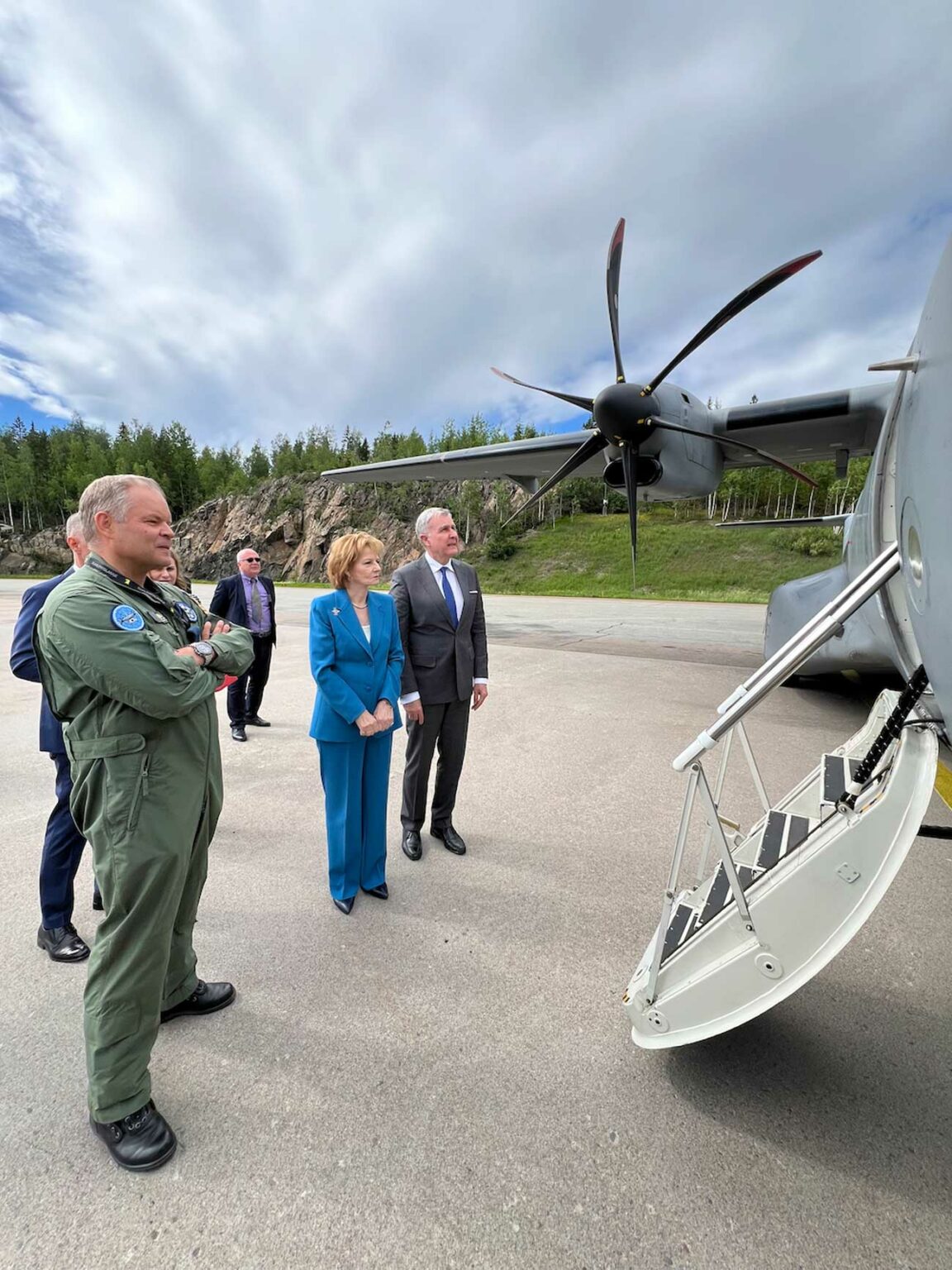 Margareta et Radu de Roumanie visitent une base aérienne en Finlande