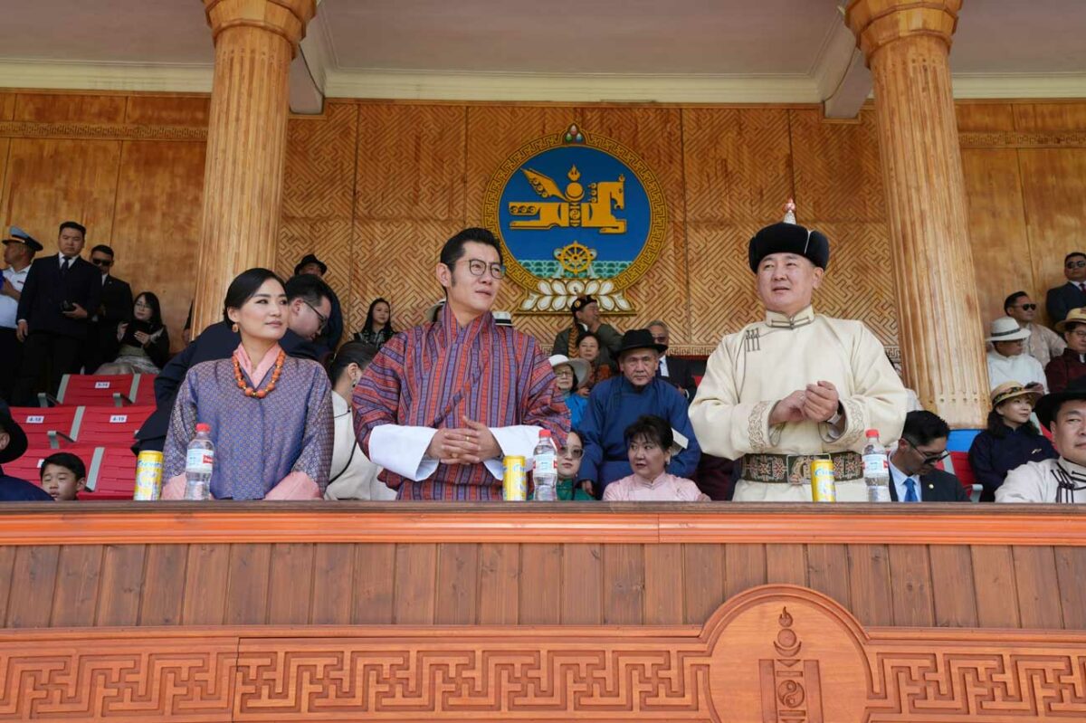Le prince héritier Jigme Namgyel et son petit frère accompagnent leurs ...