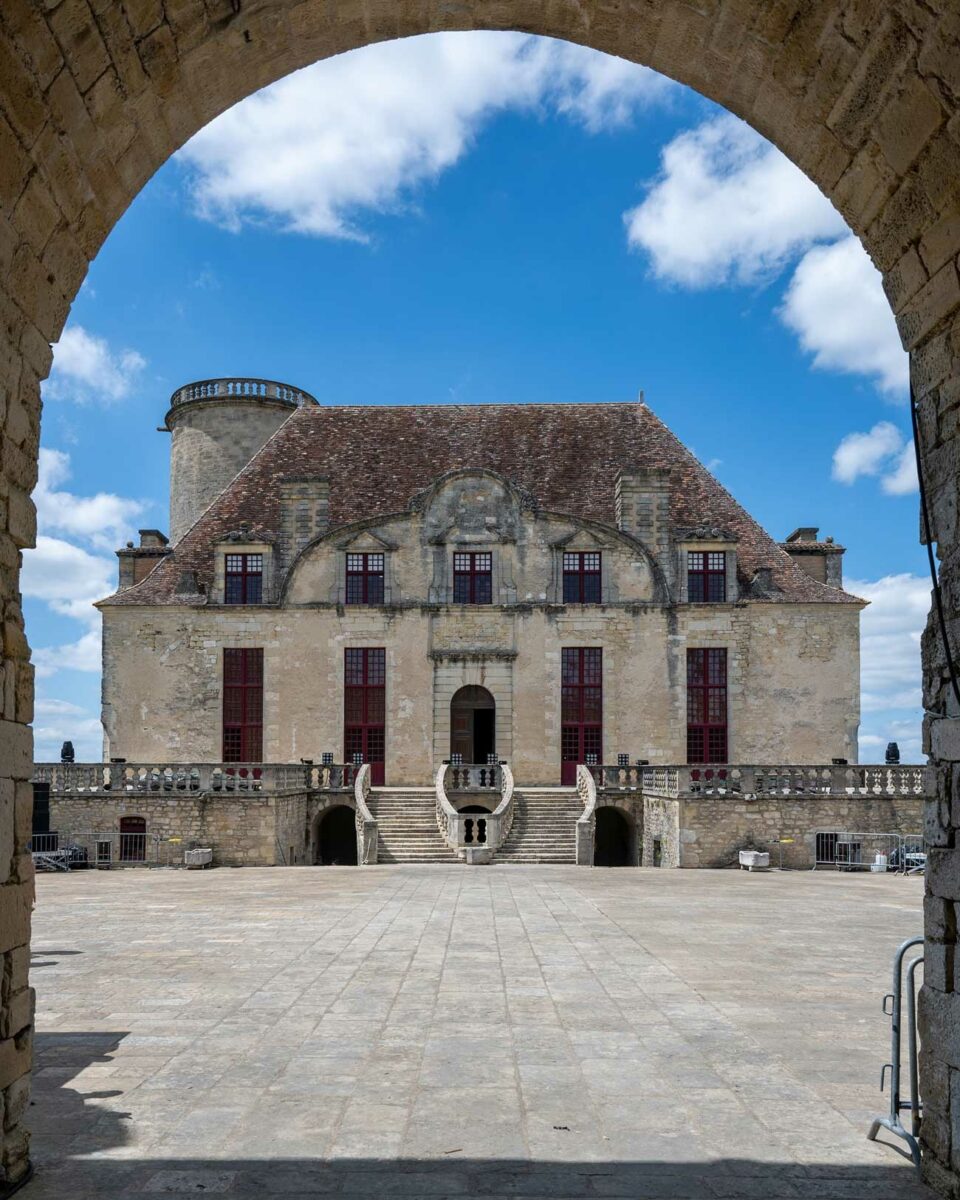 Le prince Albert II visite le château de Duras