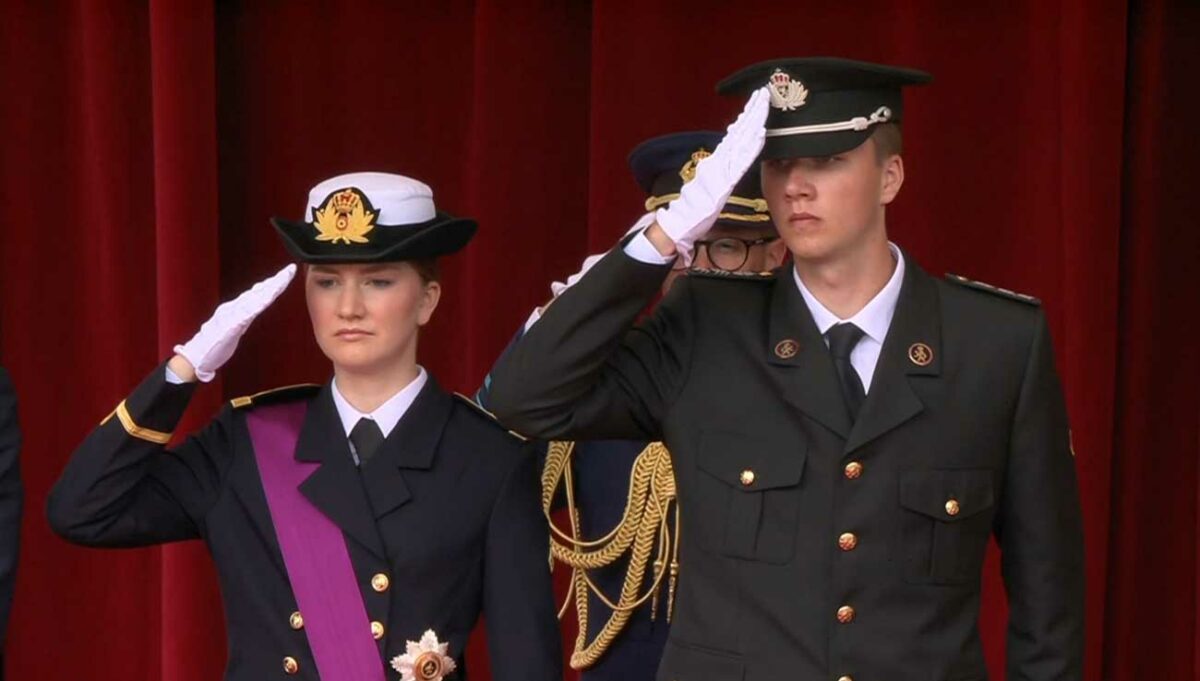 La famille royale de retour en nombre et en uniforme dans la tribune à ...