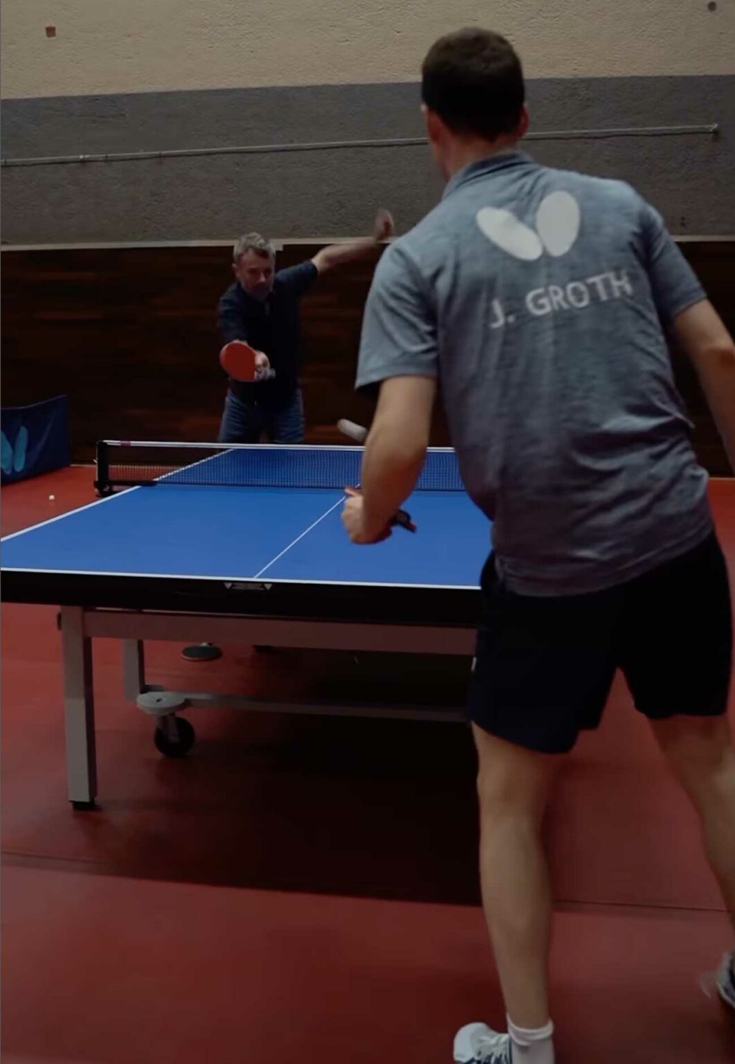 Le roi Frederik X surprend les pongistes danois qualifiés pour les Jeux ...