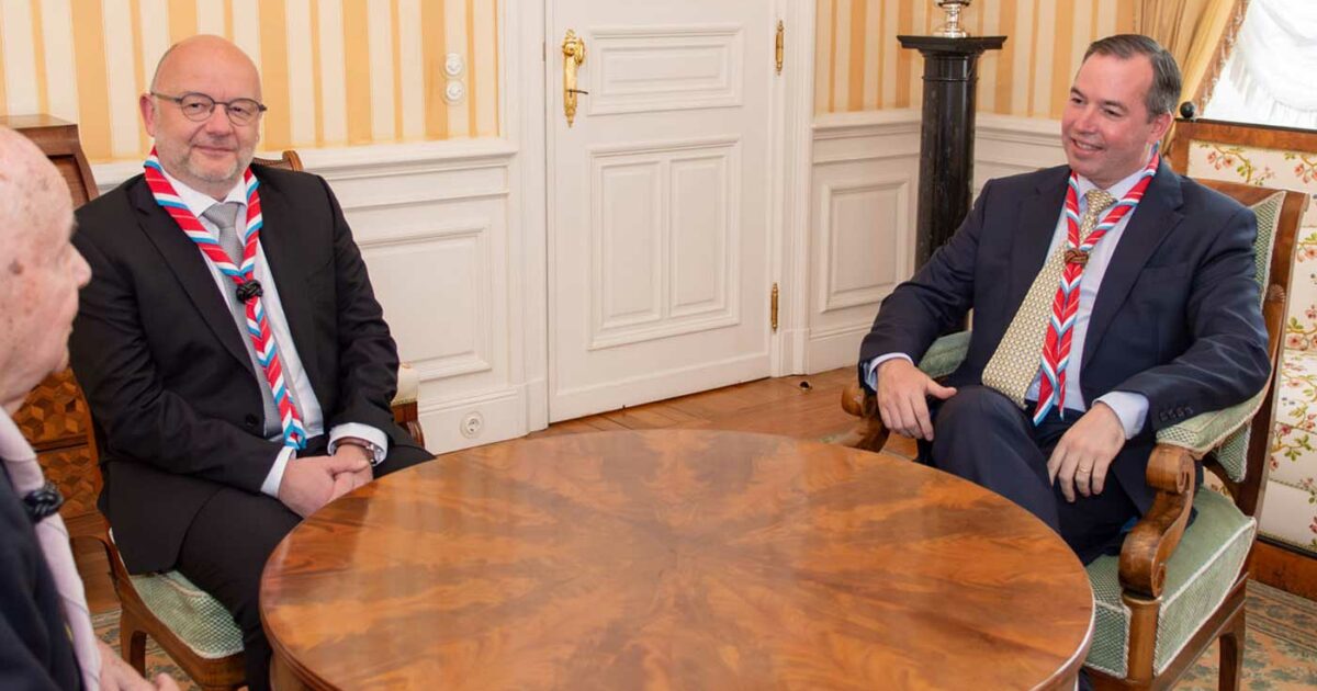 Guillaume de Luxembourg reçoit le Loup de bronze du scoutisme