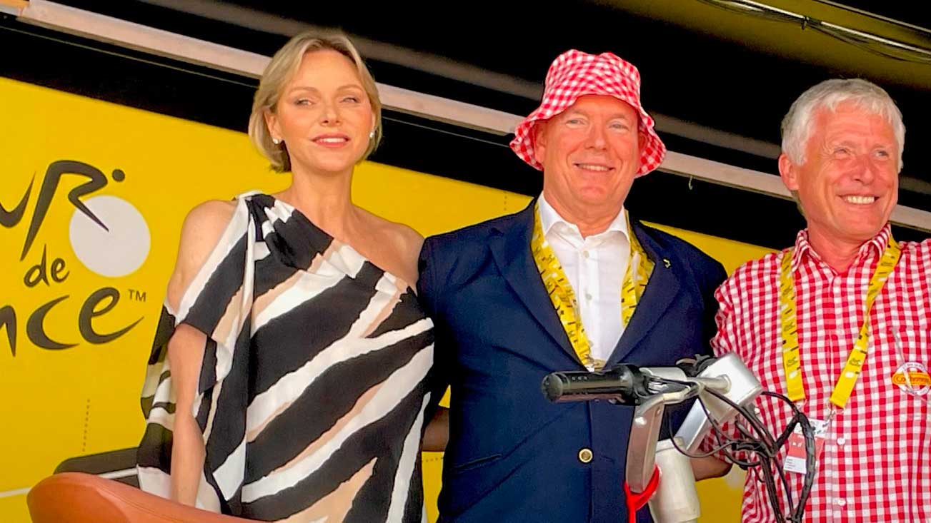 Tour de France : la princesse Charlène zébrée accompagne le prince Albert avec son bob et son ...