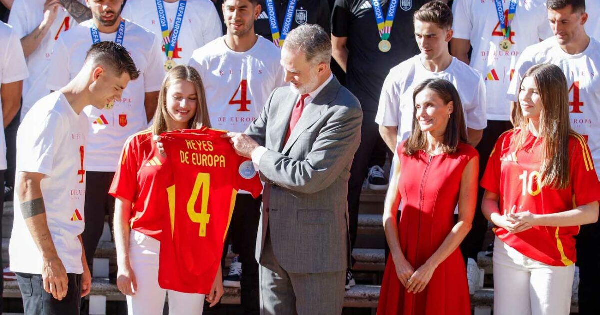 La princesse Leonor et l'infante Sofia aux couleurs nationales pour ...