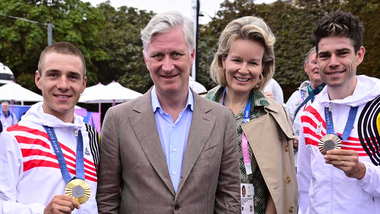 Le roi Philippe et la reine Mathilde auprès du premier médaillé d'or ...