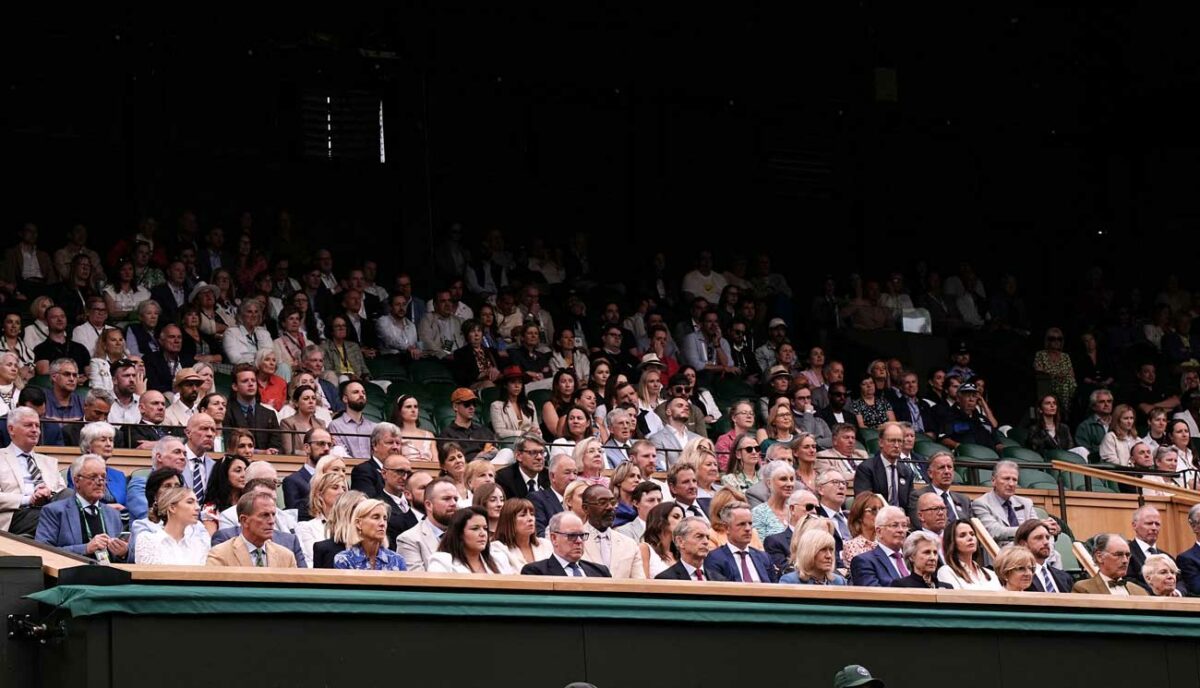 Le prince Albert II dans la Royal Box à Wimbledon avec la duchesse de ...